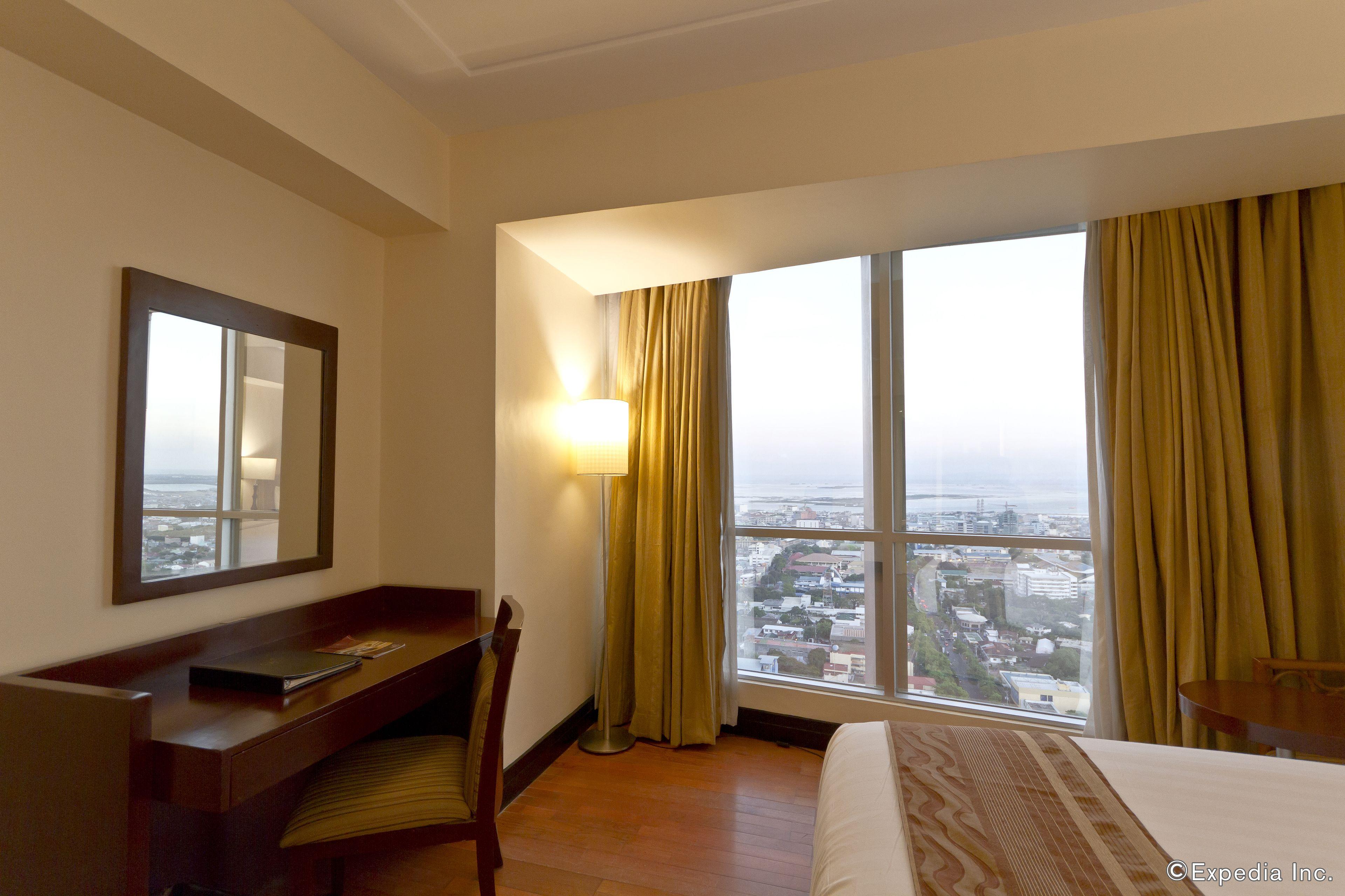 CROWN REGENCY HOTEL & TOWERS, CEBU